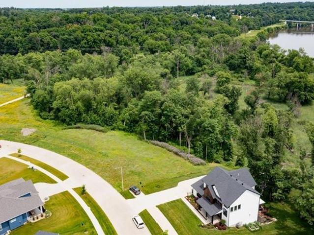 5601 Seminole Valley Trl NE, Cedar Rapids, IA 52411
