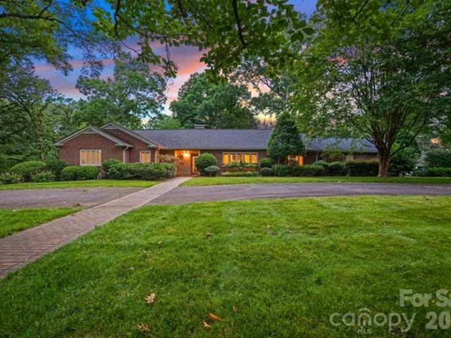 560 11th Avenue Cir NW, Hickory, NC 28601