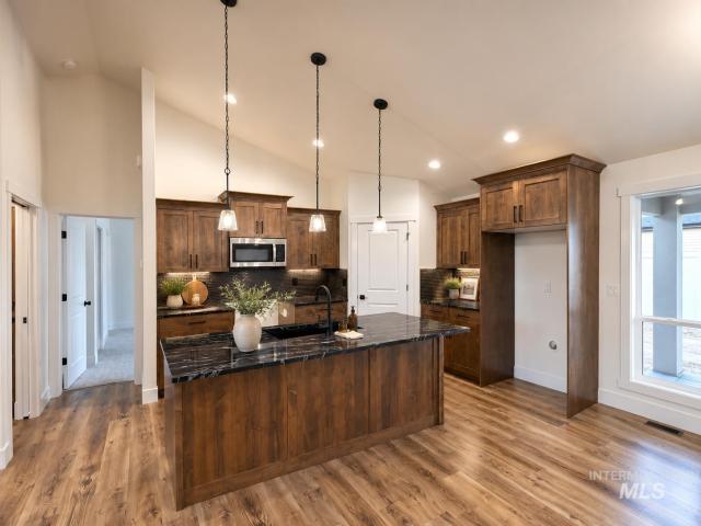 560 Aries Ct