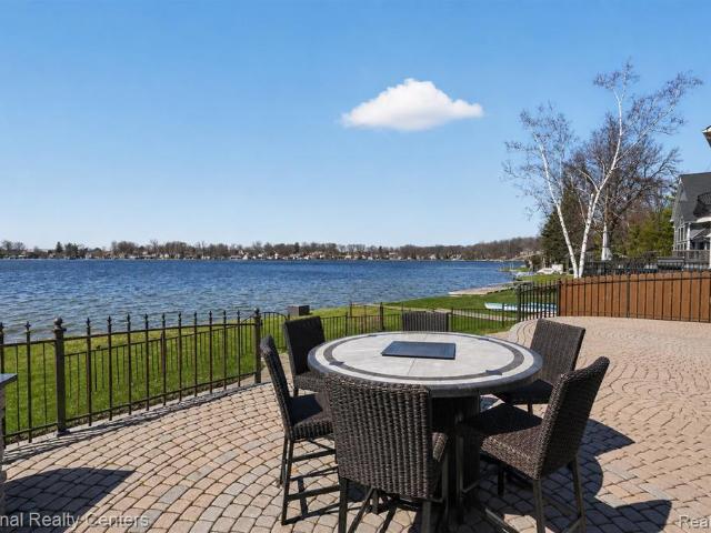 560 Black Oaks Trail