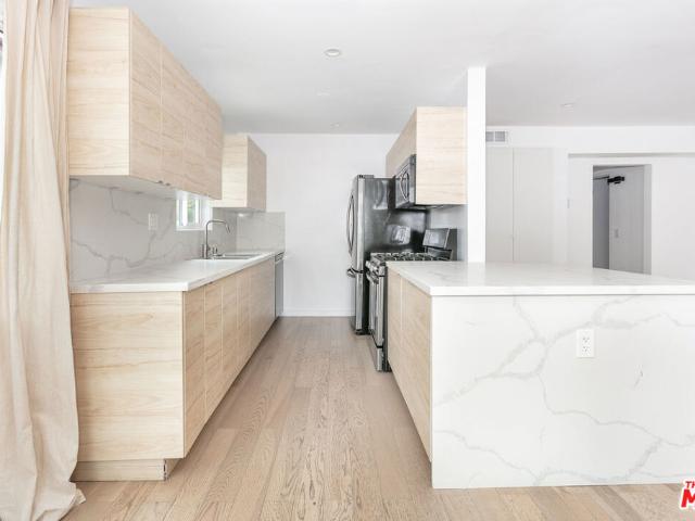 560 n kings road 4