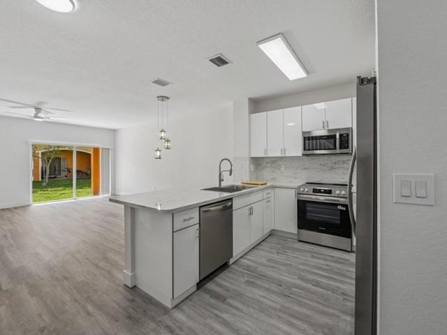 560 St Tropez Ln, Margate, FL 33068