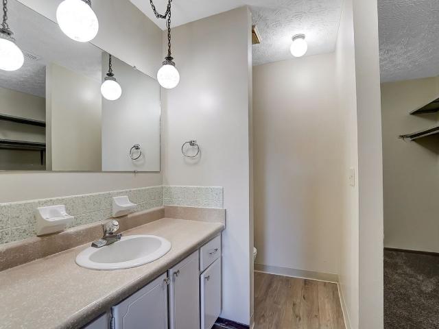 560 REGENCY PLAZA 1 Bedroom Apartment for Rent at 1416 Striebel Rd, Columbus, OH 43227 Leawood