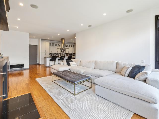 560 W Fulton Street # 403