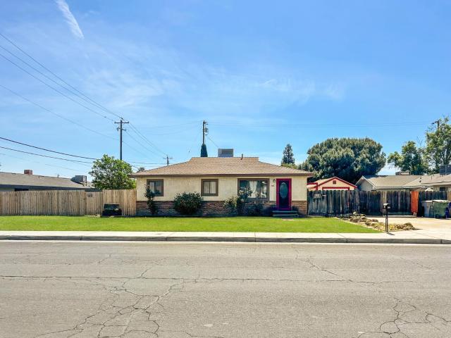 560 W Stuart Ave, Clovis, CA 93612 | MLS #645641 | Compass