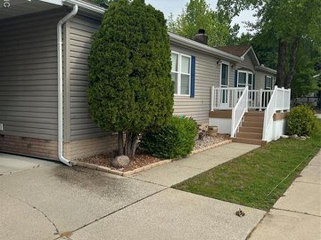 561 Bear Lake Ct, Kimball Township, MI 48074