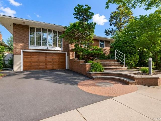 561 Golf Dr, Valley Stream, NY 11581