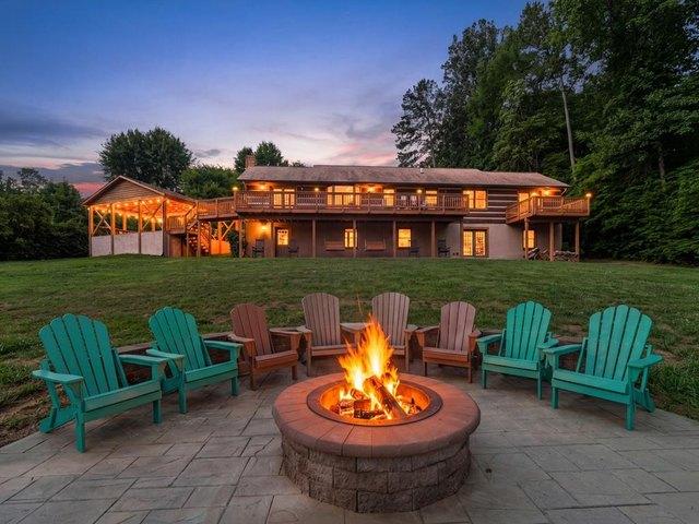 561 Overlook Ln, Clarksville, VA 23927