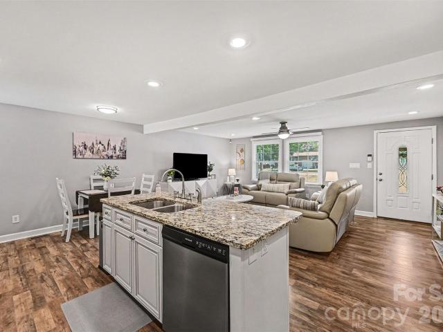 561 Primrose Lane NW
