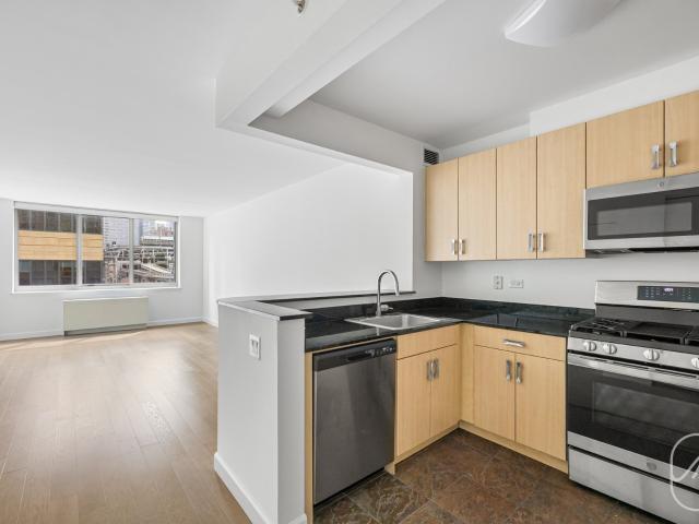 561 Tenth Avenue, New York, NY