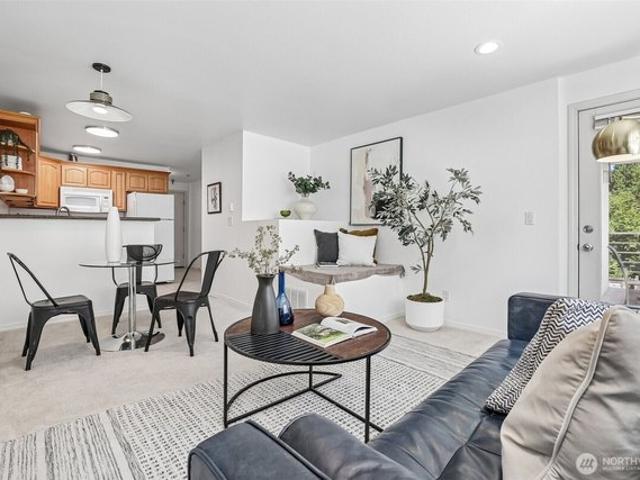 5624 Roosevelt Way NE Apt 202, Seattle, WA 98105