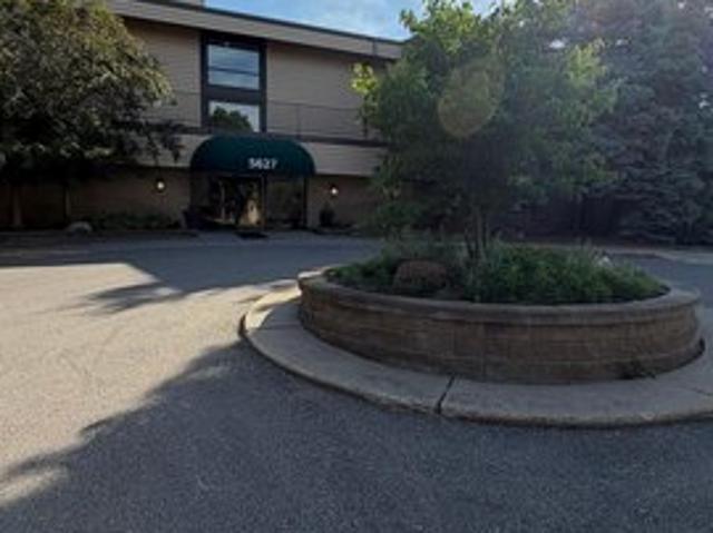 5627 Green Circle Dr Apt 219, Hopkins, MN 55343