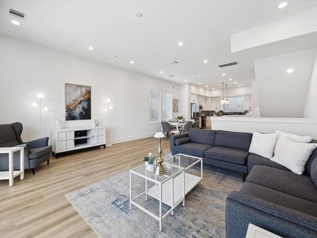 5629 Camino Encantado Dr, Houston, TX 77091