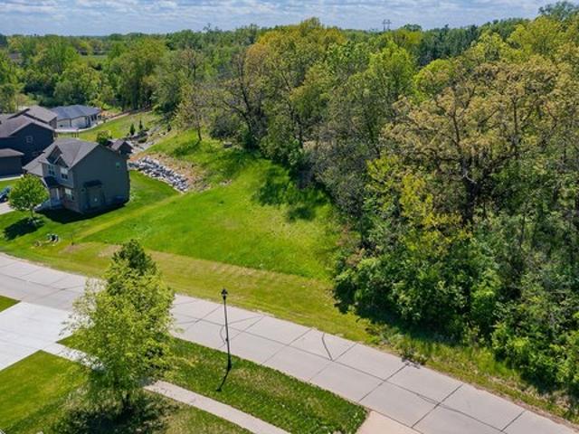 5623 Arbor Lake Dr, Pleasant Hill, IA 50327