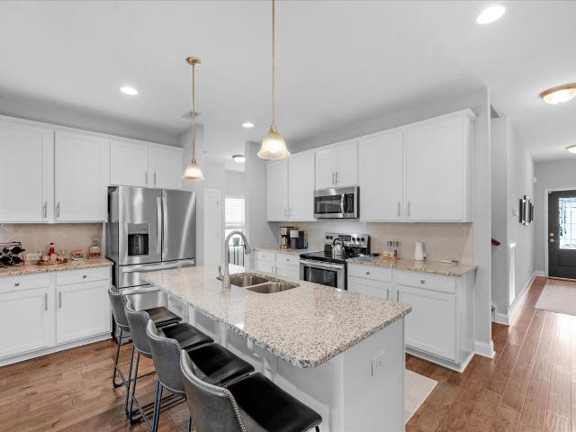 562 Oakvale Ln