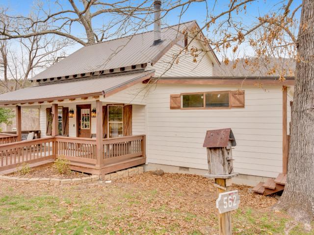 562 Lakeview Drive