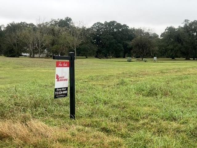 562 Mill Rd, Angleton, TX 77515