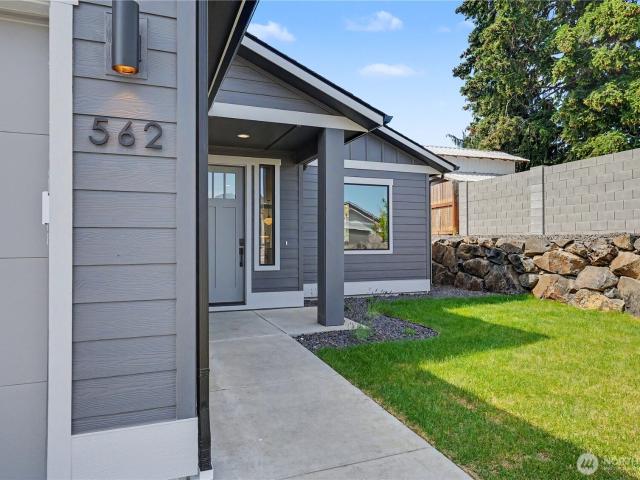 562 S Oasis Loop