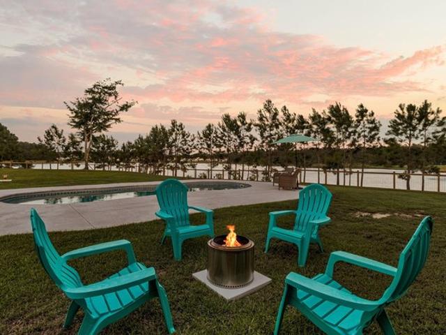 562 Pontoon Rd, Huger, SC 29450