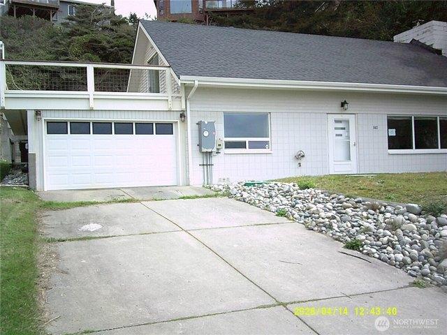 562 Pebble Beach Dr, Oak Harbor, WA 98239