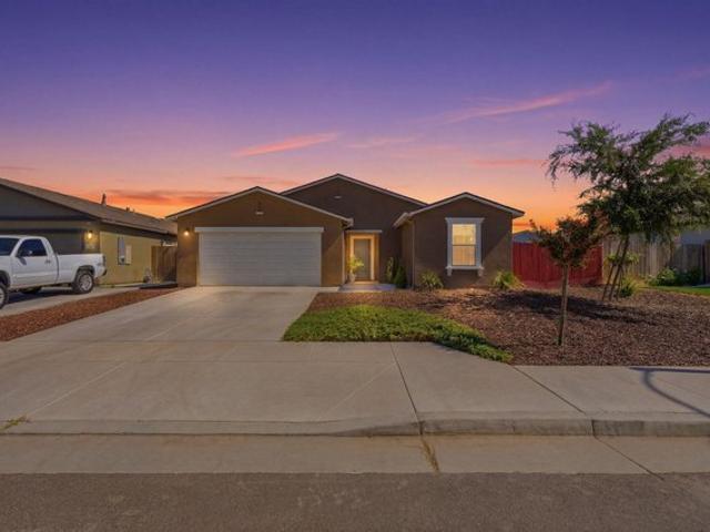 562 W Greenwood Ave, Woodlake, CA 93286