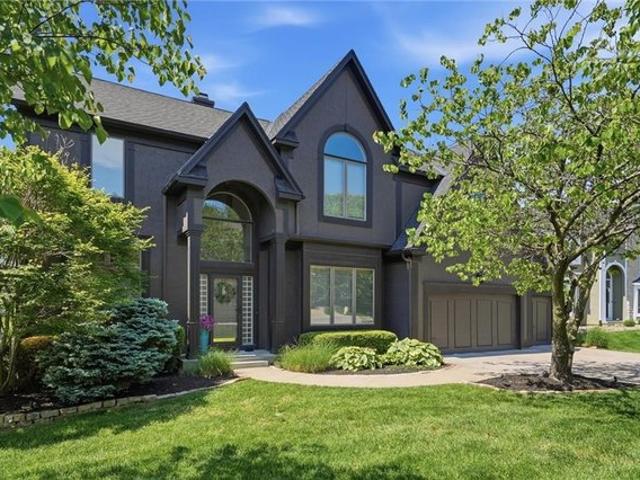 5634 Cottonwood Dr, Shawnee, KS 66216