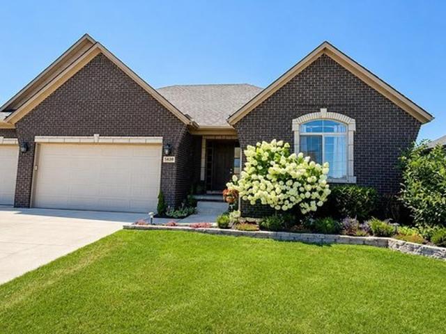 56387 Scotland Dr, Macomb Township, MI 48042