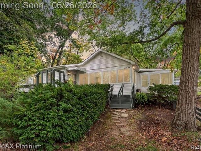 5630 Glen Echo Dr, Genoa Township, MI 48843