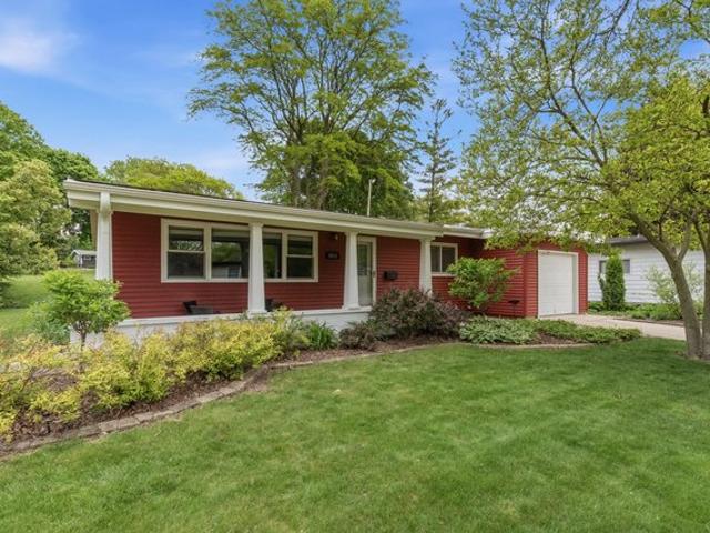5633 Bentwood Ln, Greendale, WI 53129