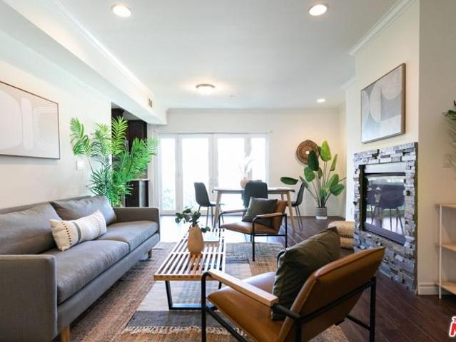 5633 Carlton Way #303, Los Angeles, CA 90028