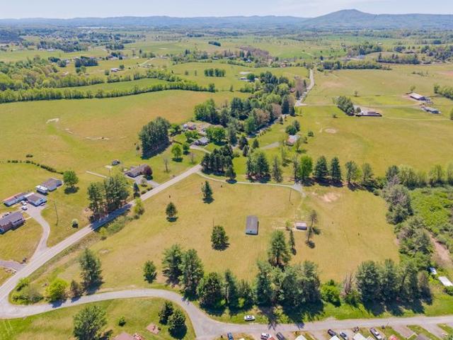 5633 Thornspring Rd, Pulaski, VA 24301
