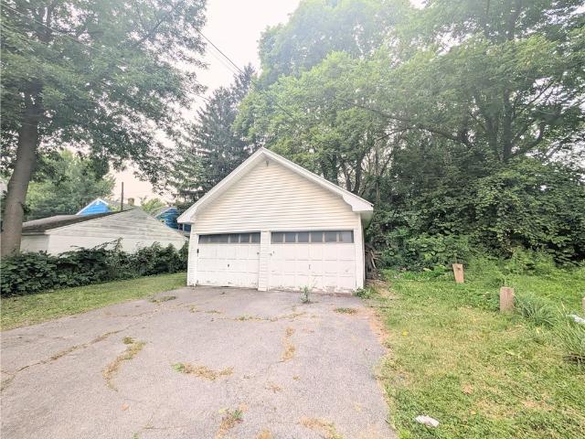 563 565 Woodbine Avenue