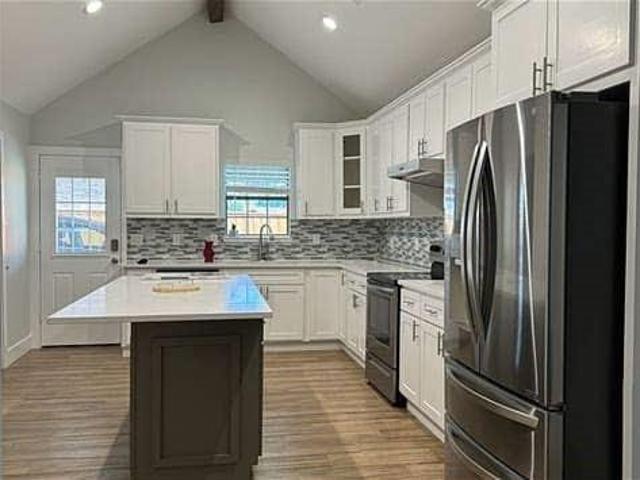 563 Lakeside Drive