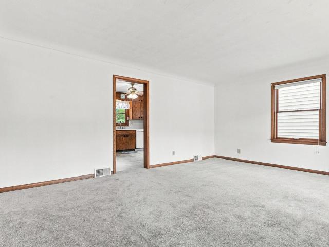 563 Shryer Avenue W