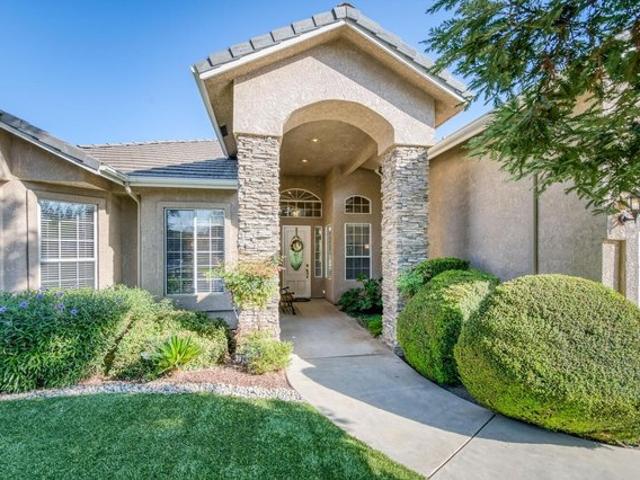 563 W Omaha Ave, Clovis, CA 93619