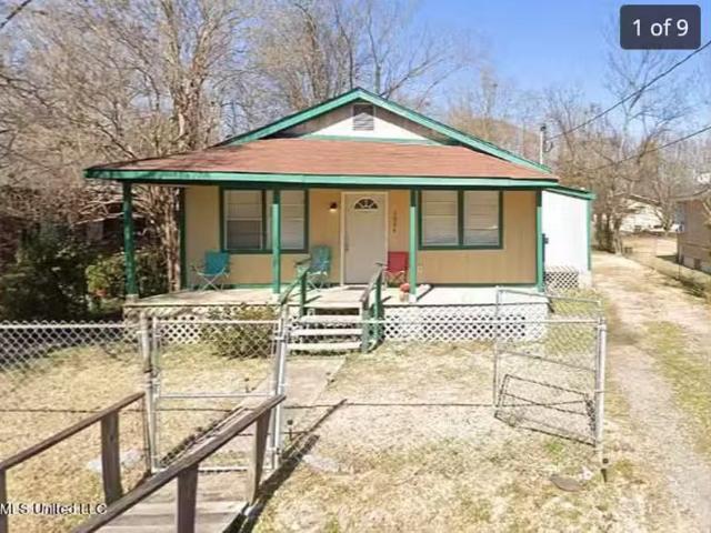 56493167 1024 Trinity St