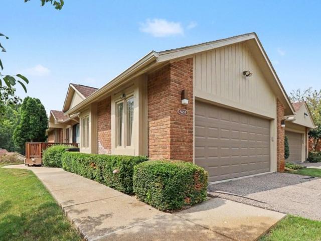 5655 Hillcrest Cir E, West Bloomfield, MI 48322