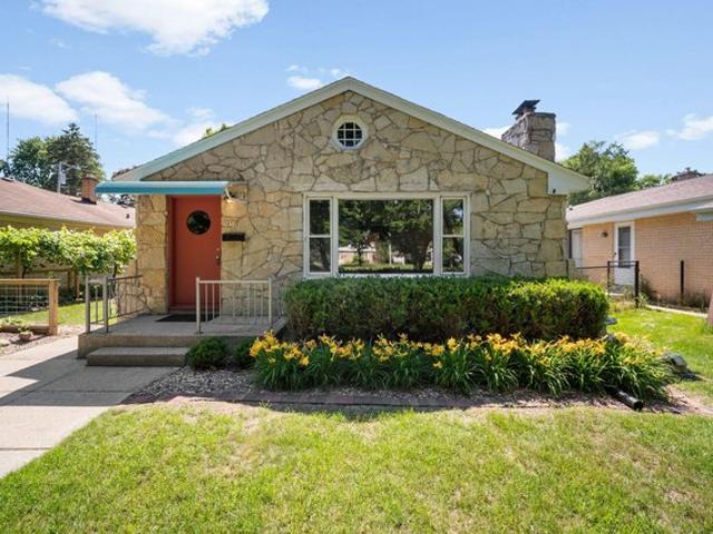 5653 N Milwaukee River Pkwy, Glendale, WI 53209