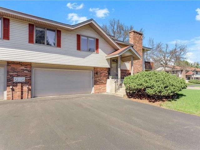 5653 Chatsworth St N, Shoreview, MN 55126