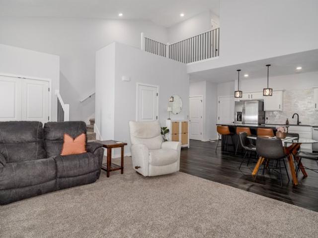 565 10th St, Waukee, IA 50263