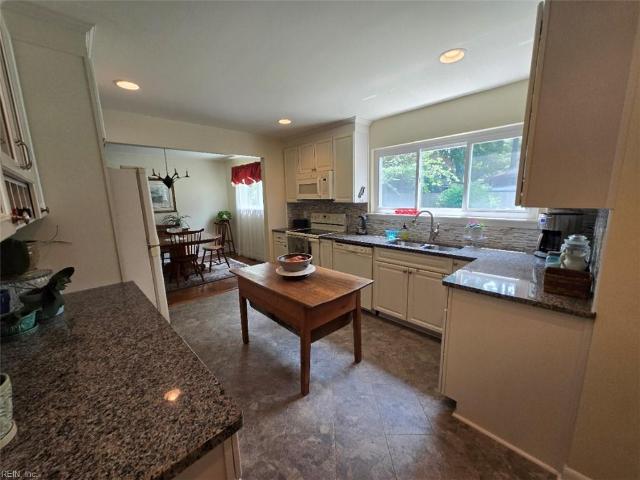 565 Lynn Shores DR