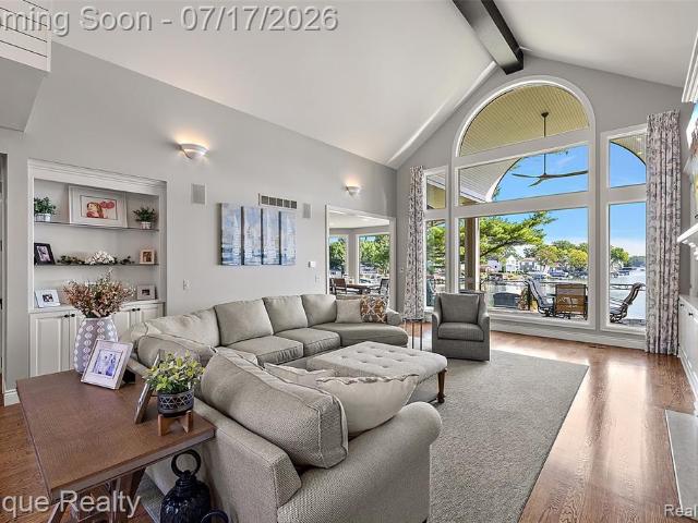 565 Shady Oaks Street