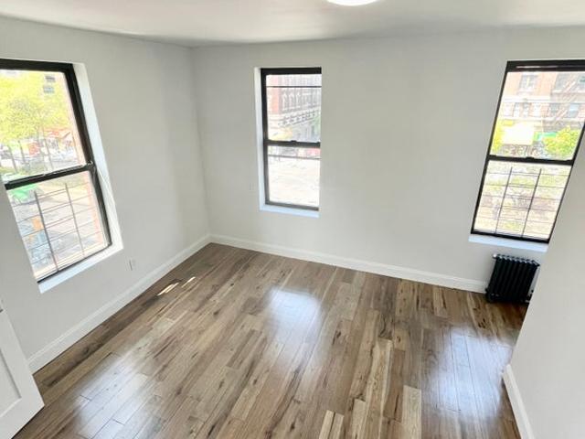 565 w 162 st Corner room available and $1000 Room