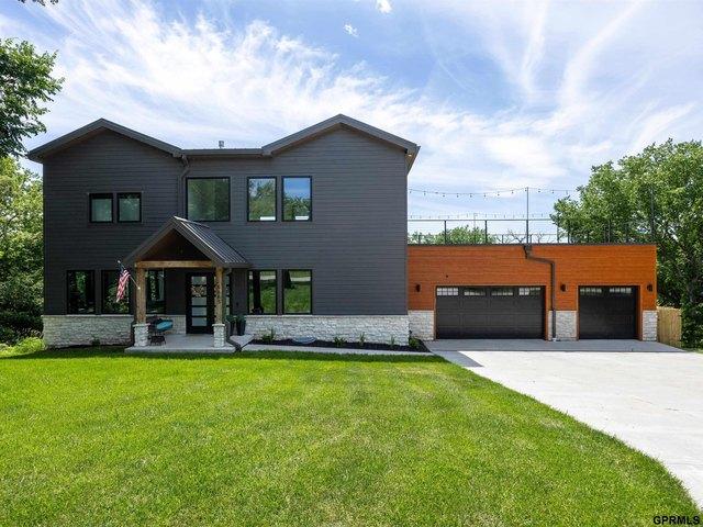 5665 Glen Oaks Dr, Fort Calhoun, NE 68023