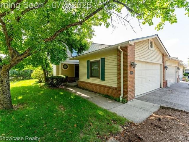 5666 Drake Hollow Dr E, West Bloomfield Township, MI 48322