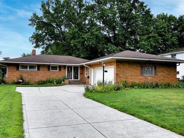 5669 Beacon Hill Dr, Independence, OH 44131