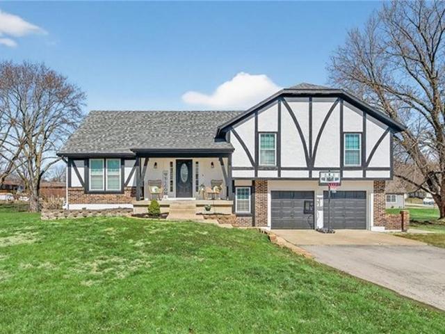 5660 Meadow Heights Dr, Shawnee, KS 66226