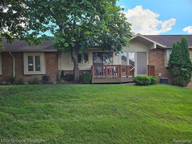 5663 Hillcrest Cir E Unit 64, West Bloomfield Township, MI 48322