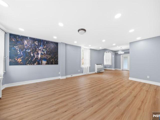 566 2nd Street