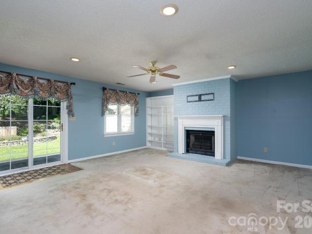 566 Camrose Circle NE